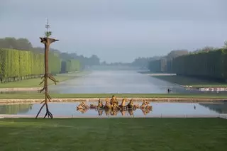 O artista italiano Giuseppe Penone criou uma série de esculturas monumentais, incluindo Le Foglie delle Radici no Bassin...