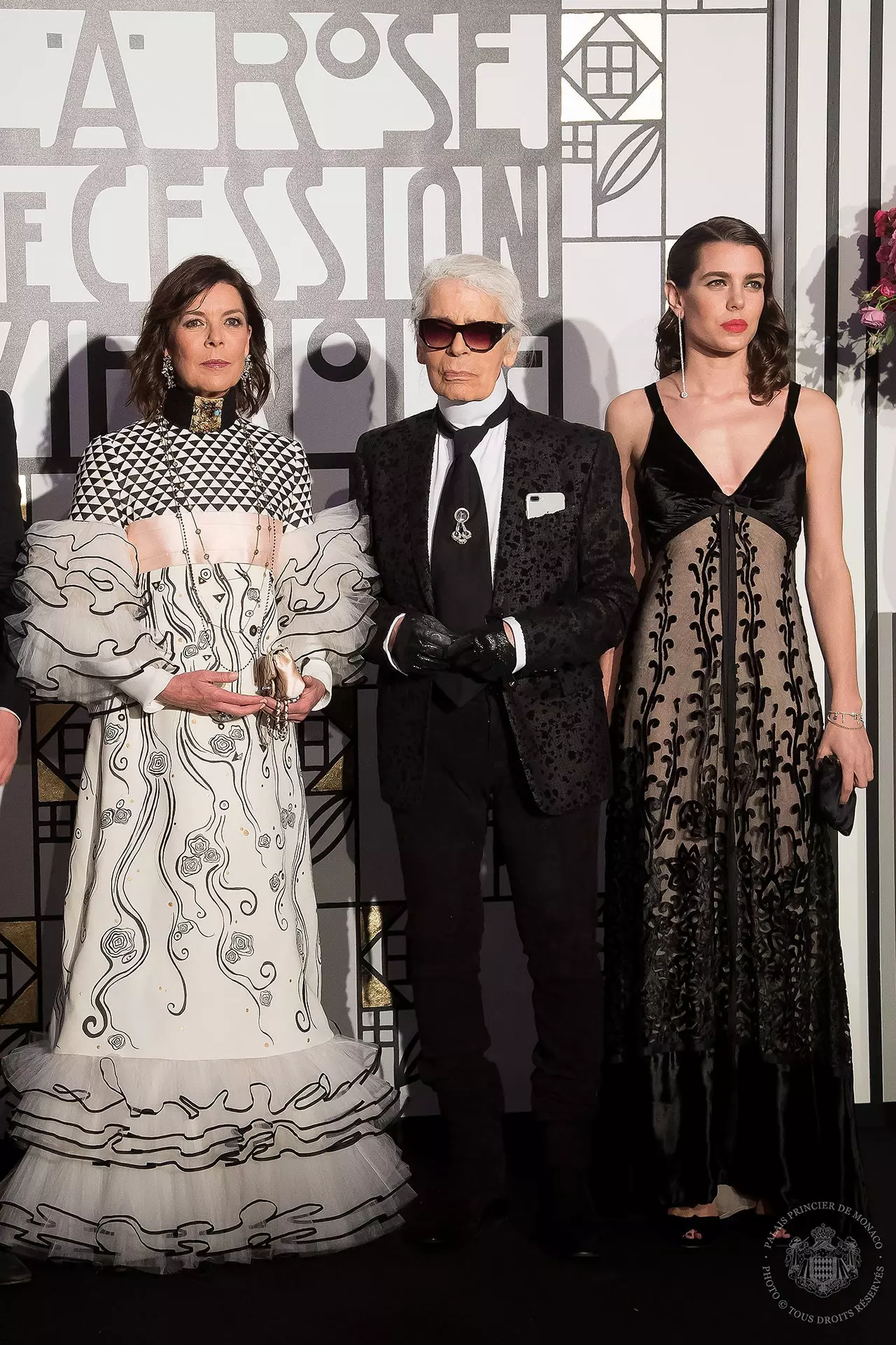 Charlotte Casiraghi ជាមួយ Karl Lagerfeld និងម្តាយរបស់នាងម្ចាស់ក្សត្រី Caroline នៃ Monaco នៅ Rose Ball ក្នុងឆ្នាំ 2017