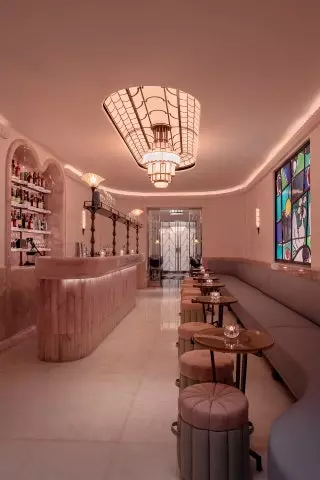 Au fost câteva luni pline de artă pentru Claridge's. Mai întâi și-a deschis cel mai recent bar The Painter's Room cu...