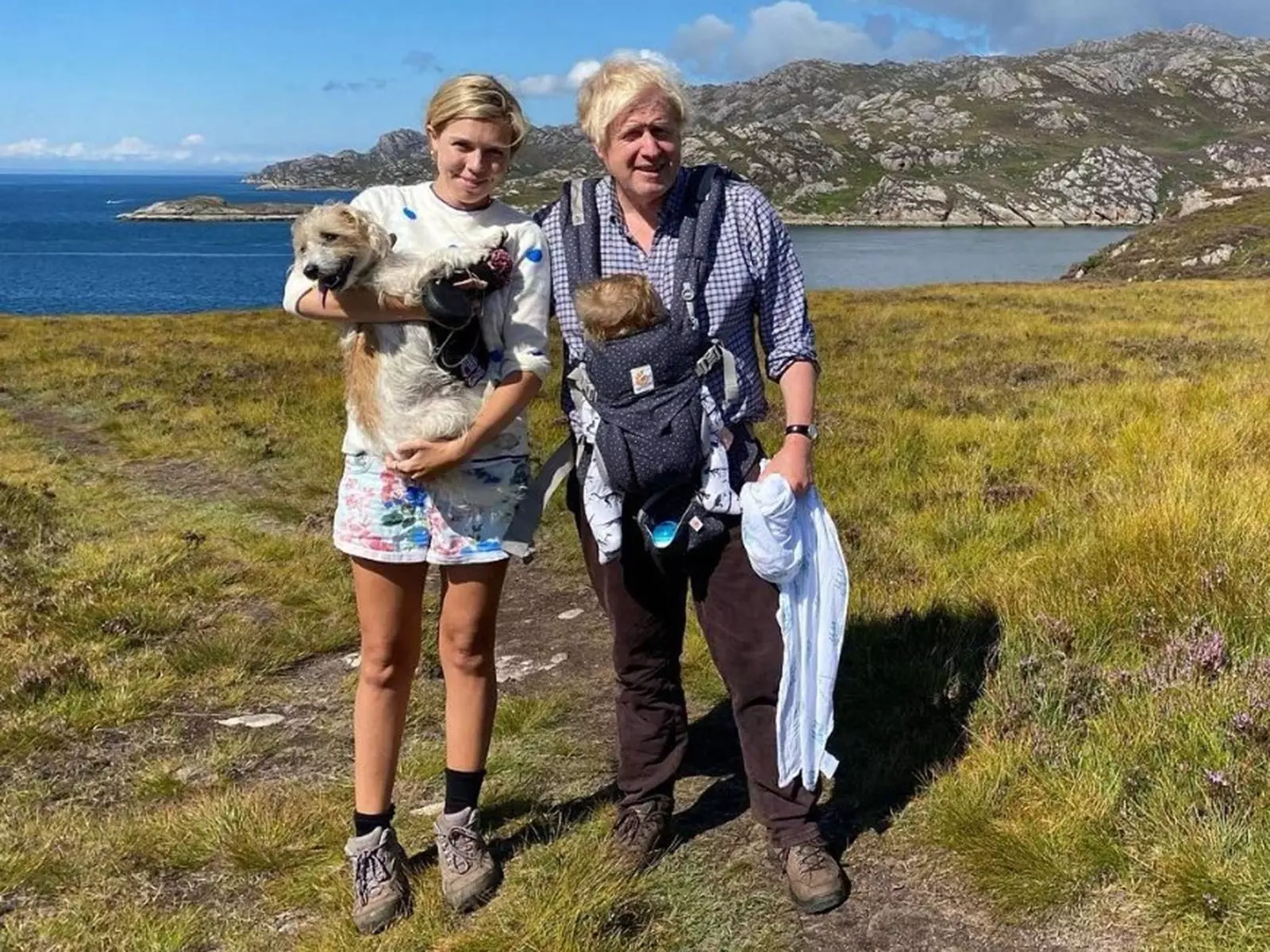 Boris Johnson en Carrie Symonds saam met Wilfred tydens hul vakansie na Skotland