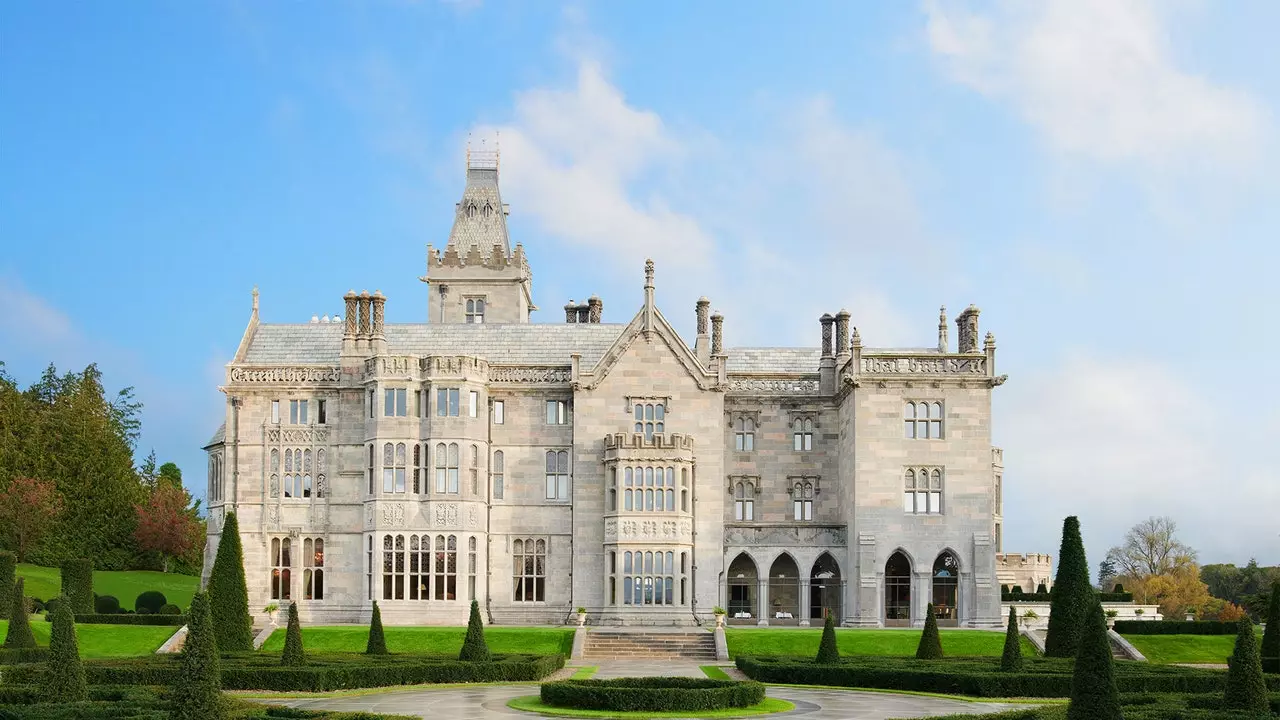 Adare Manor, אַ פערי אַריסטאָקראַטיק זיצפּלאַץ וואָס איז געווארן האָטעל און ספּאַ, איז די שליימעסדיק אָרט פֿאַר מנוחה און אָפּרו