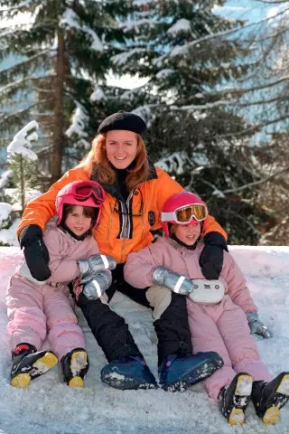 Princess Eugenie ang Duchess of York at Princess Beatrice sa Verbier