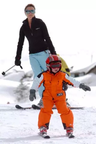 Victoria Beckham at Brooklyn Beckham sa Courchevel