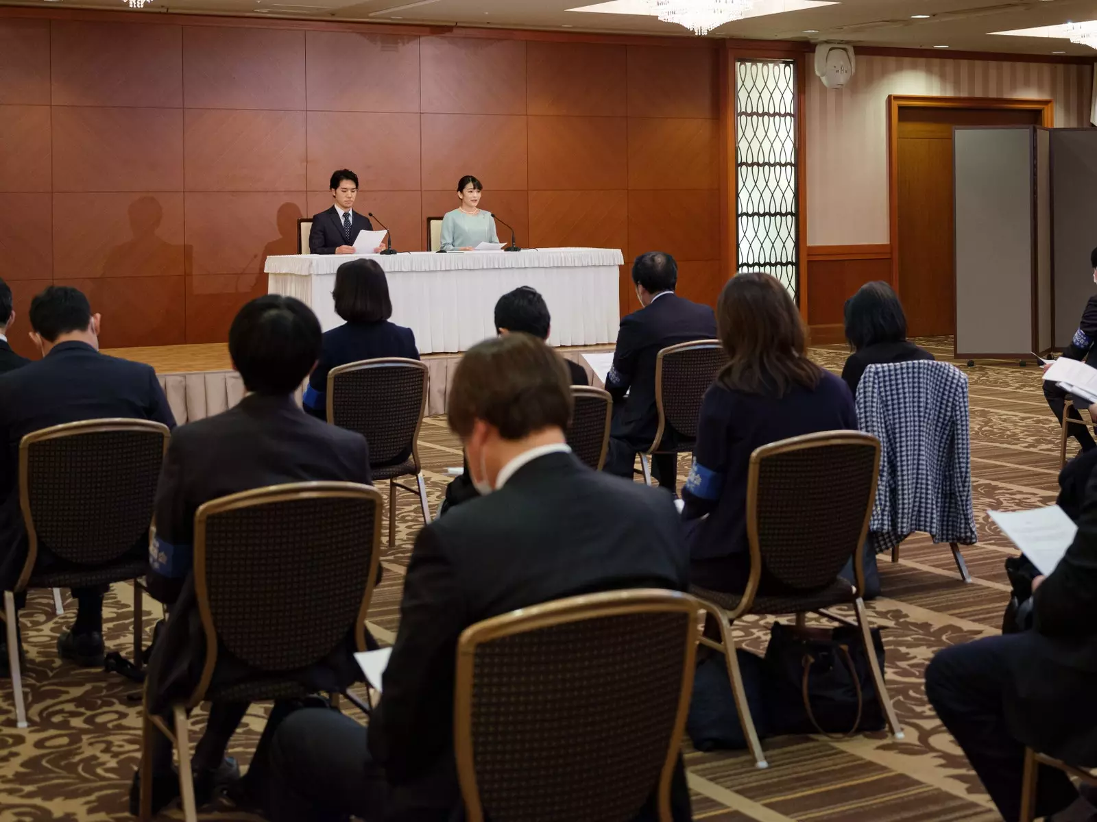 Princesa Mako e seu marido Kei Komuro durante conferência de imprensa para anunciar seu casamento no Grand Arc Hotel em Tóquio Japão