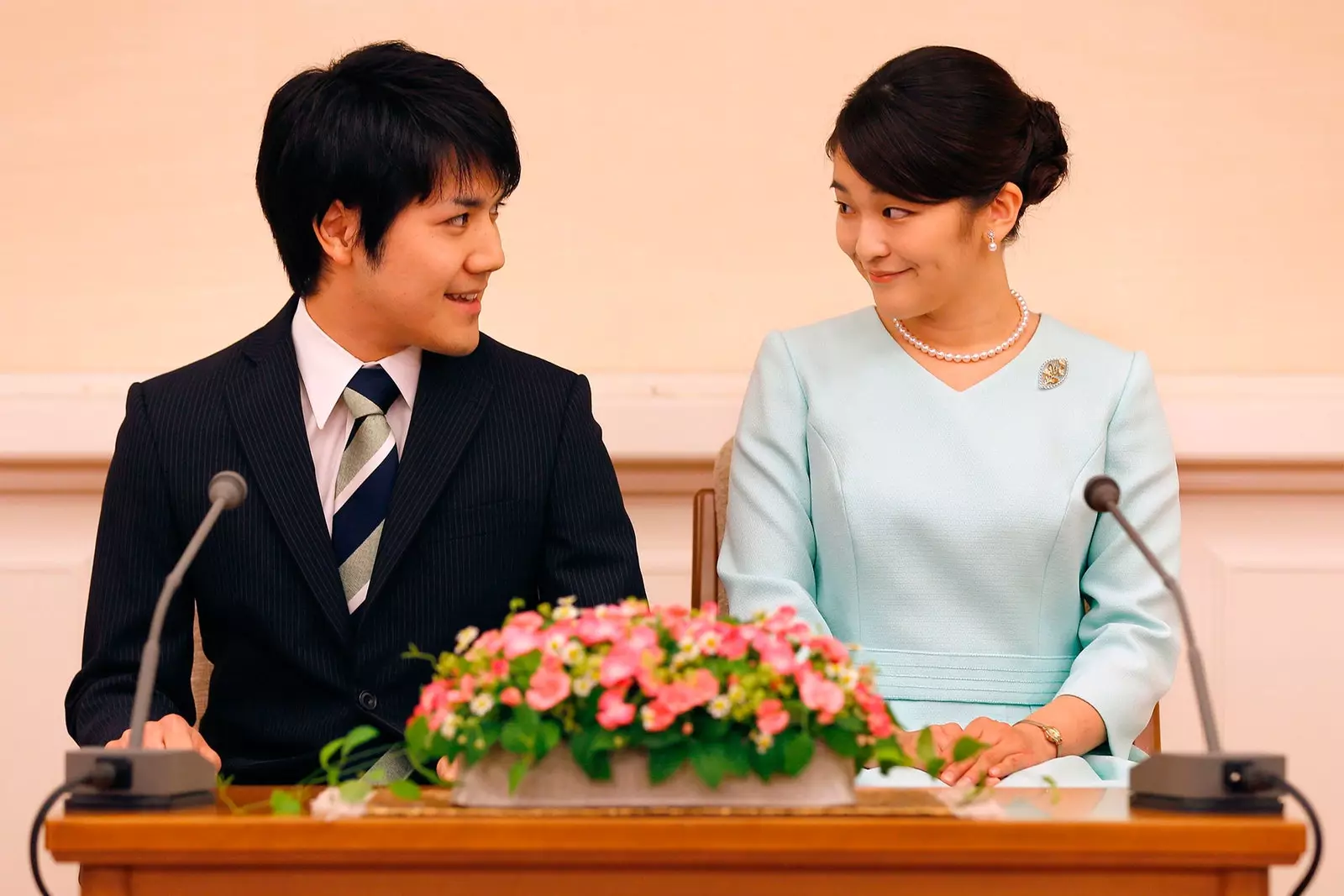 Kei Komuro et la princesse Mako lors de l'annonce de leurs fiançailles