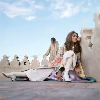 Talitha e John Paul Getty Jr no terraço de sua casa de férias em Marrakech 1970