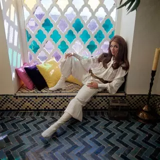 Talitha Getty linggih di gigireun jandela di bumi Marrakesh 1970