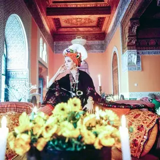 Talitha Getty hauv nws lub tsev Marrakesh xyoo 1970