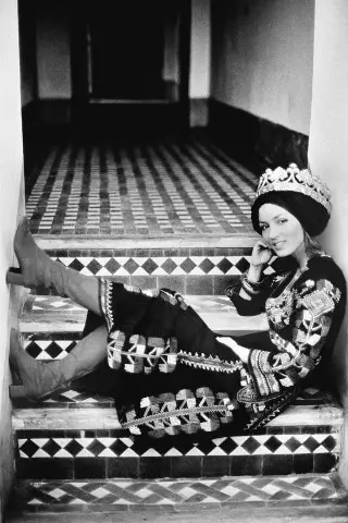 Talitha Getty sentado nos degraus em Marrakesh Marrocos 1971