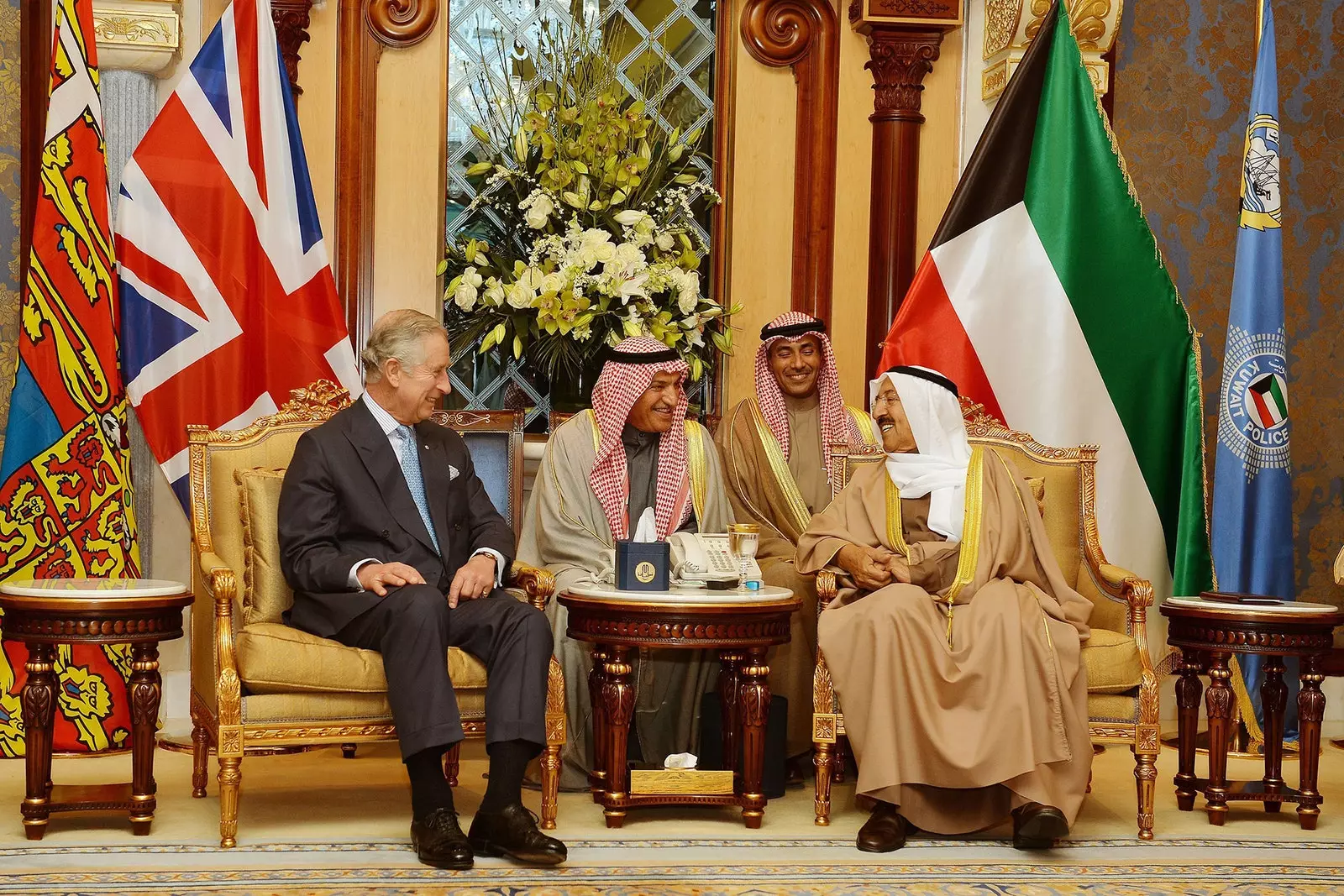 Prins Charles spreekt met Zijne Hoogheid De Emir van Koeweit Sheik Sabah Al Ahmed Al Jabber Al Sabah in het Bayan-paleis...