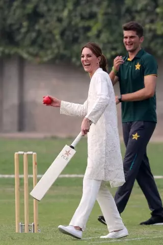 Daga nan ne ma'auratan suka je makarantar koyon wasan Cricket ta kasa inda suka hadu da wasu jaruman wasan kurket na Pakistan. Sun kuma...