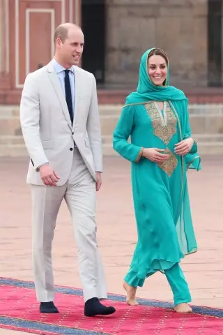 Duke û Duchess of Cambridge îro li ser şopa her du dêûbavên xwe çûn dema ku ew serdana Badshahi ...