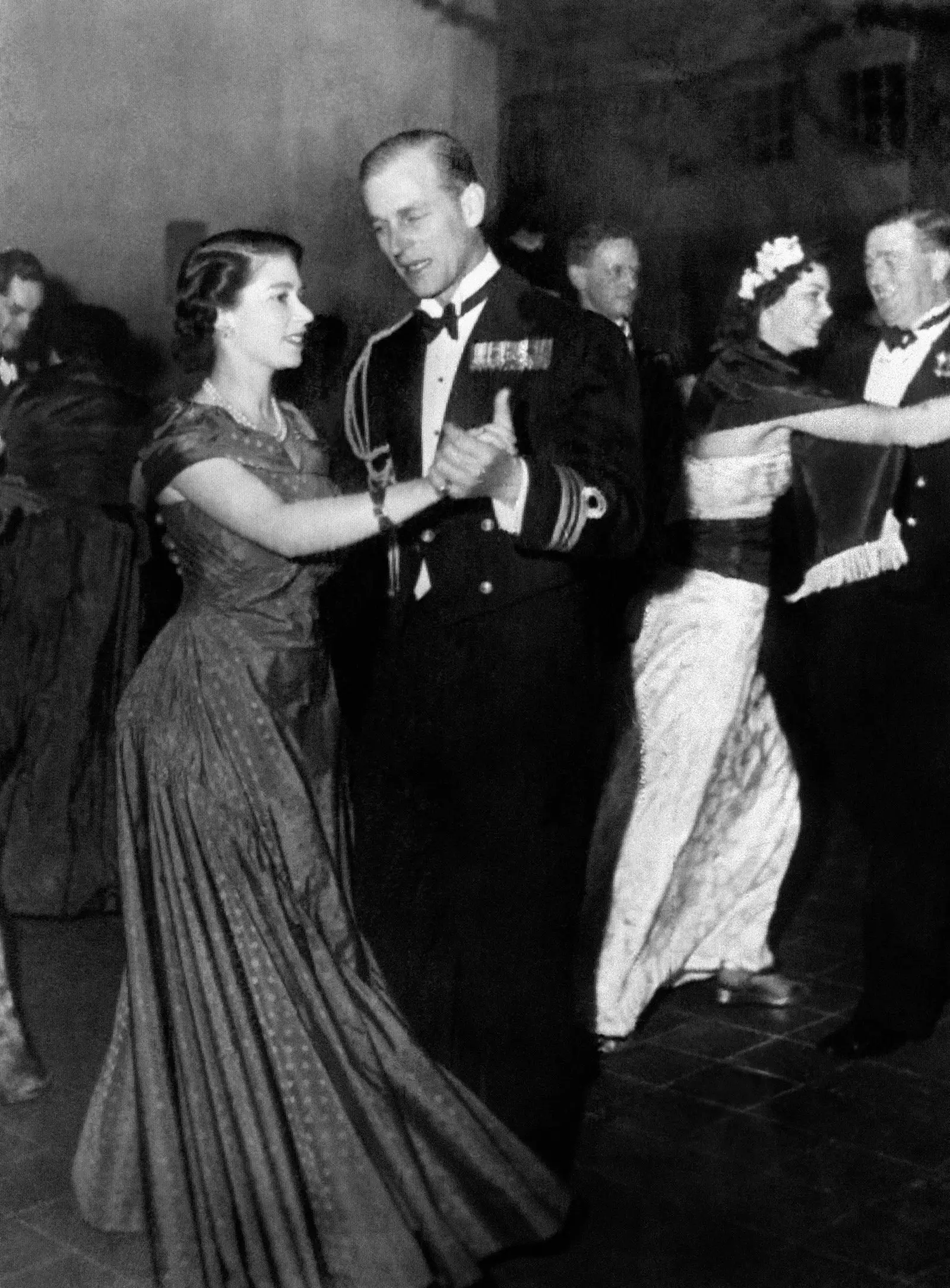 La princesse Elizabeth et le prince Philip dansant la samba lors d'un bal de la Royal Navy pendant leur séjour à Malte