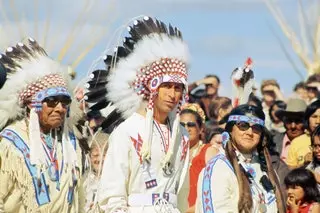 Der Prinz von Wales trägt das volle Kleid eines Kainai-Indianerhäuptlings in Kanada 1977