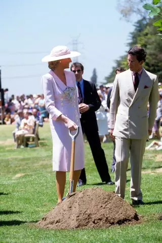 Diana Princess of Wales und der Prince of Wales pflanzen 1988 einen Baum in Australien