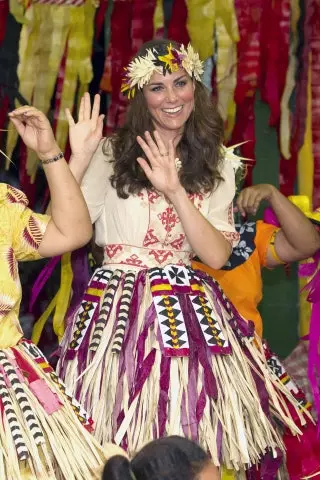 Duchess nke Cambridge na-agba egwu na Tuvalu 2012