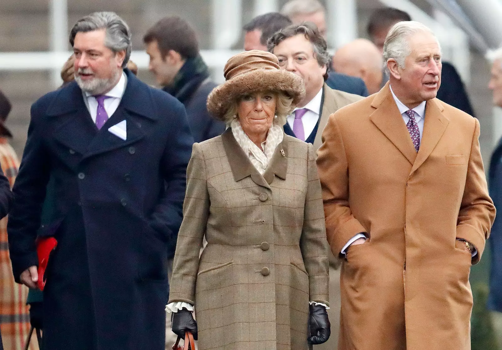 Le prince Charles et la duchesse de Cornouailles suivis de Michael Fawcett