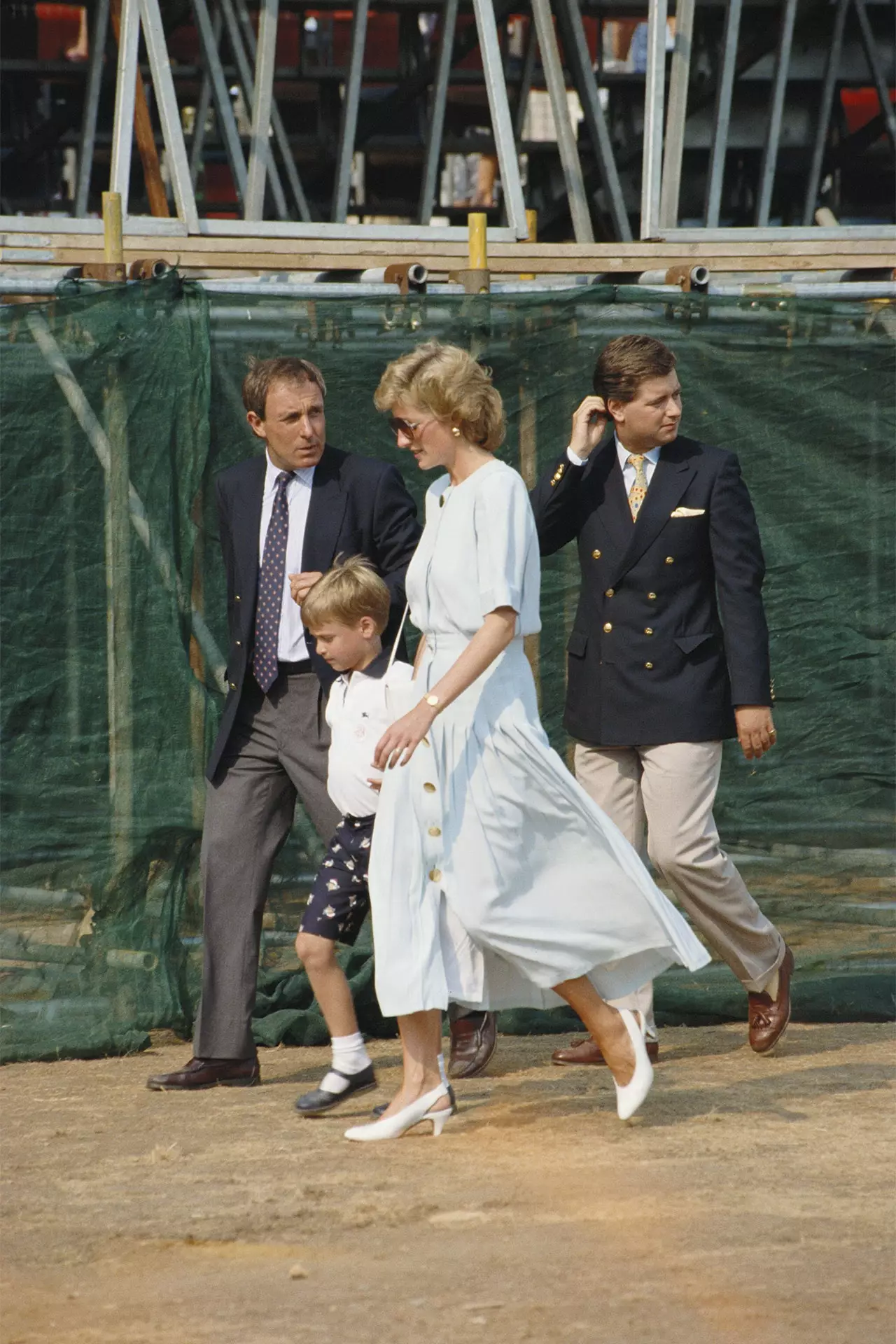 La princesa Diana y el príncipe William con su guardaespaldas seguidos por Michael Fawcett en el Cartier International Polo Day...