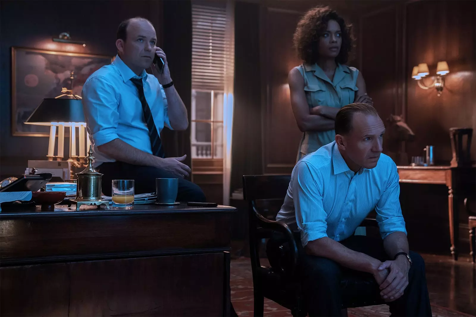 Rory Kinnear ווי Tanner נעמי האַרריס ווי Moneypenny און Ralph Fiennes ווי M