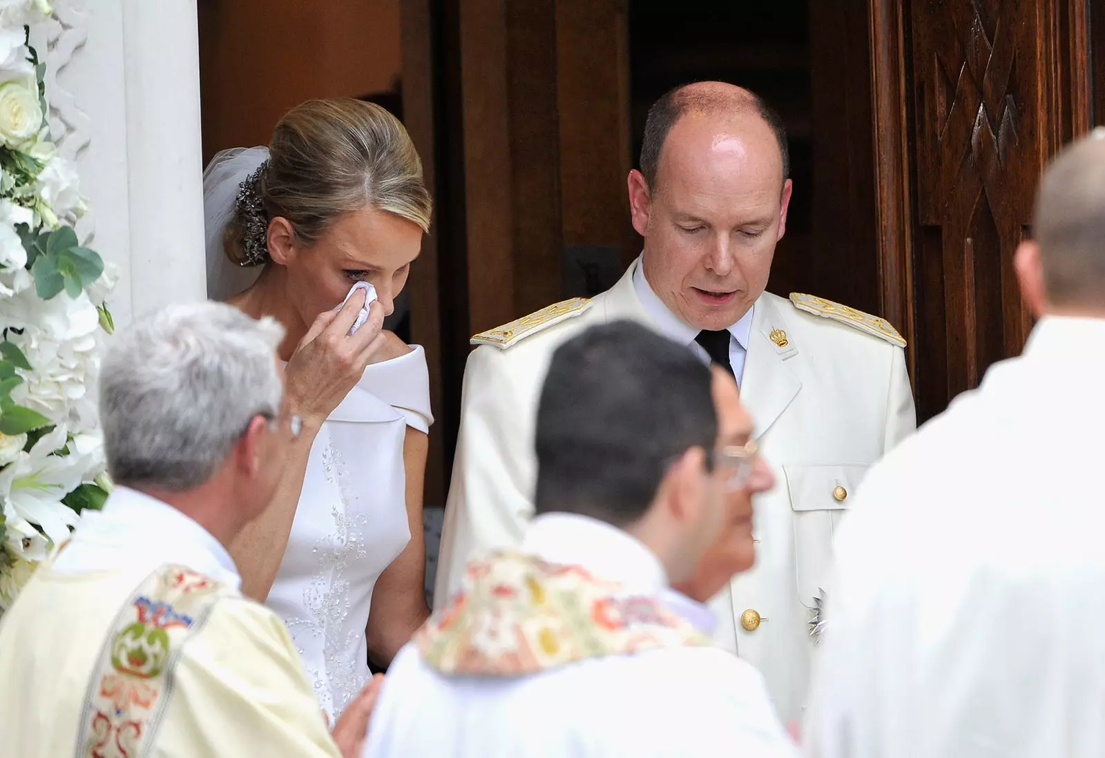 Princess Charlene wa Monaco na Prince Albert II wa Monaco wakitoka kanisa la Sainte Devote baada ya harusi yao ya kidini ...