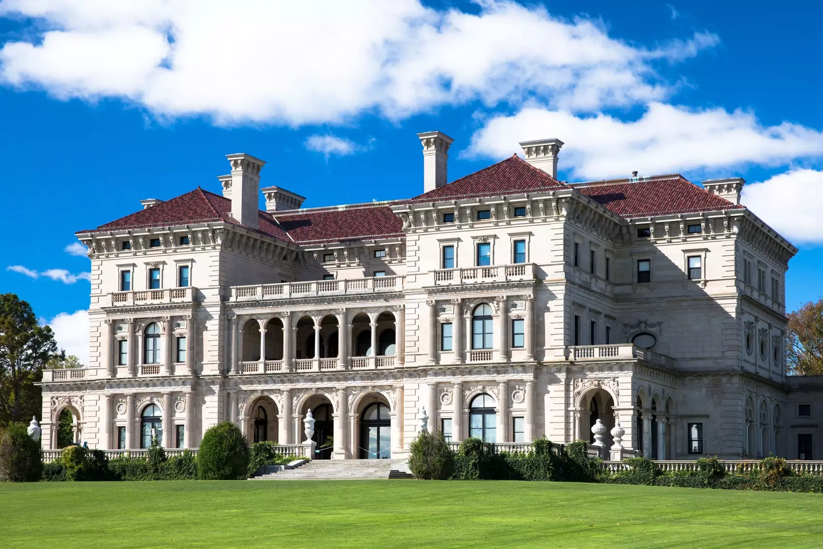 The Breakers membangun tahun 1895 sebagai perkebunan musim panas oleh keluarga Vanderbilt