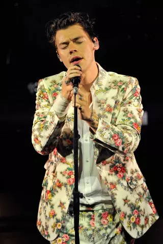 Sa unang gabii sa iyang solo nga tour si Harry nga nagdula sa San Francisco crowd nga nagsul-ob og floralprint nga Gucci suit Septiyembre 2017