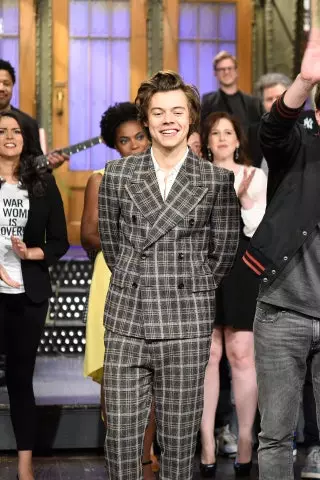 Harry poartă un costum Gucci tartan în Saturday Night Live, aprilie 2017