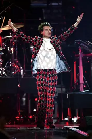 Sa iHeartRadio Music Festival nga nagsul-ob og Gucci harlequin suit ug sheer bow shirt September 2017