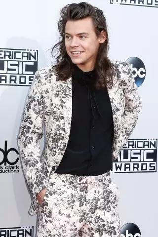 Harry sa American Music Awards sa usa ka floral suit gikan sa Gucci's SpringSummer 2016 collection Nobyembre 2015