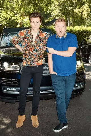 Înregistrare Carpool Karaoke cu James Corden într-o cămașă Gucci florală de mătase mai 2016