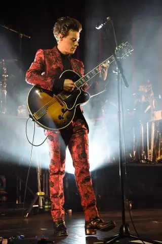 Pe scenă, într-un costum Gucci personalizat, la Radio City Music Hall din New York, septembrie 2017