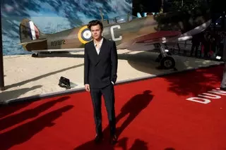 Sa world premiere sa Dunkirk sa usa ka custommade doublebreasted Gucci suit ug pula nga borda nga botas Hulyo 2017