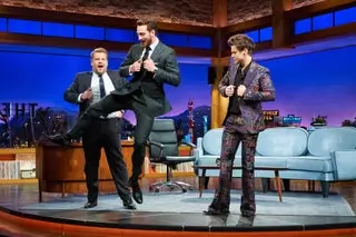 La The Late Late Show cu James Corden și Aaron TaylorJohnson purtând un costum Gucci evazat, mai 2017