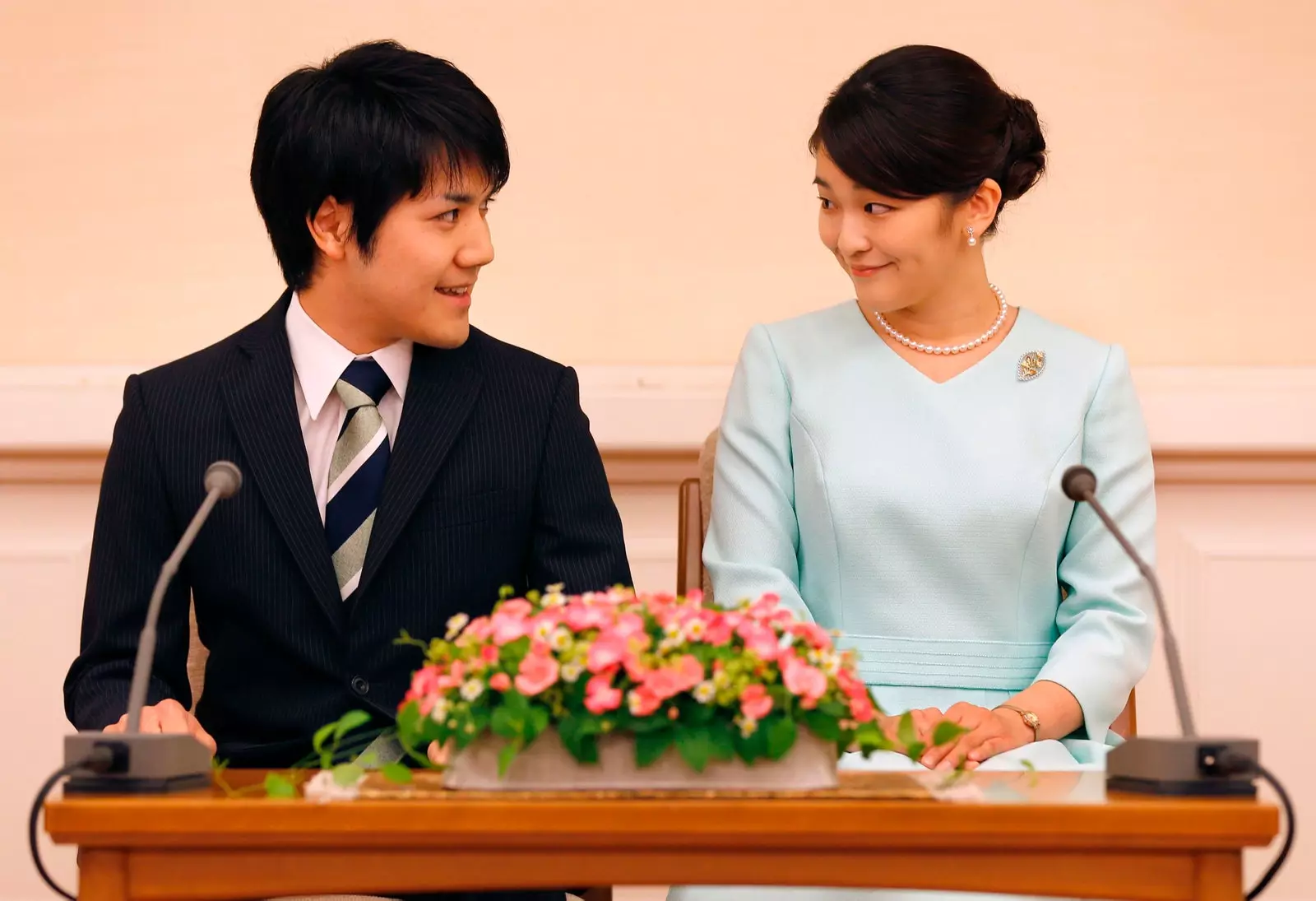 Prinsesse Mako med ektemannen Kei Komuro ved kunngjøringen av deres forlovelse i 2017