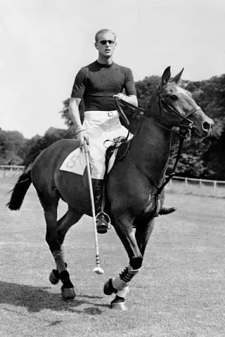 Hertugen af Edinburgh spiller polo 1950