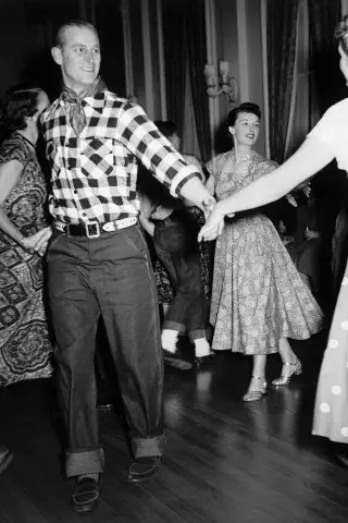 Prins Philip danser ved en gammeldags hoedown afholdt til ære for det kongelige par i Rideau Hall Ottawa Canada 1951