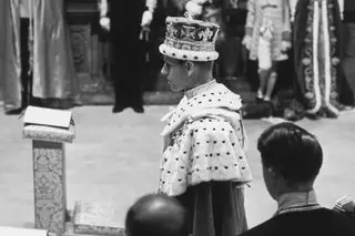 Prins Philip iført sine klæder til dronningens kroningsceremoni i Westminster Abbey 1953