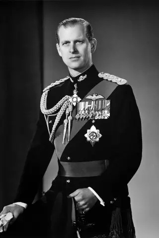 Hertugen af Edinburgh iført sin militæruniform på Buckingham Palace 1958