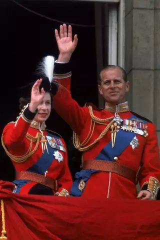 Y Frenhines a Dug Caeredin yn chwifio o'r balconi ym Mhalas Buckingham ar ôl y Trooping of the Colour...