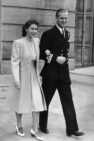 Prinsesse Elizabeth og prins Philip iført sin flådeuniform efter annonceringen af deres forlovelse i 1947