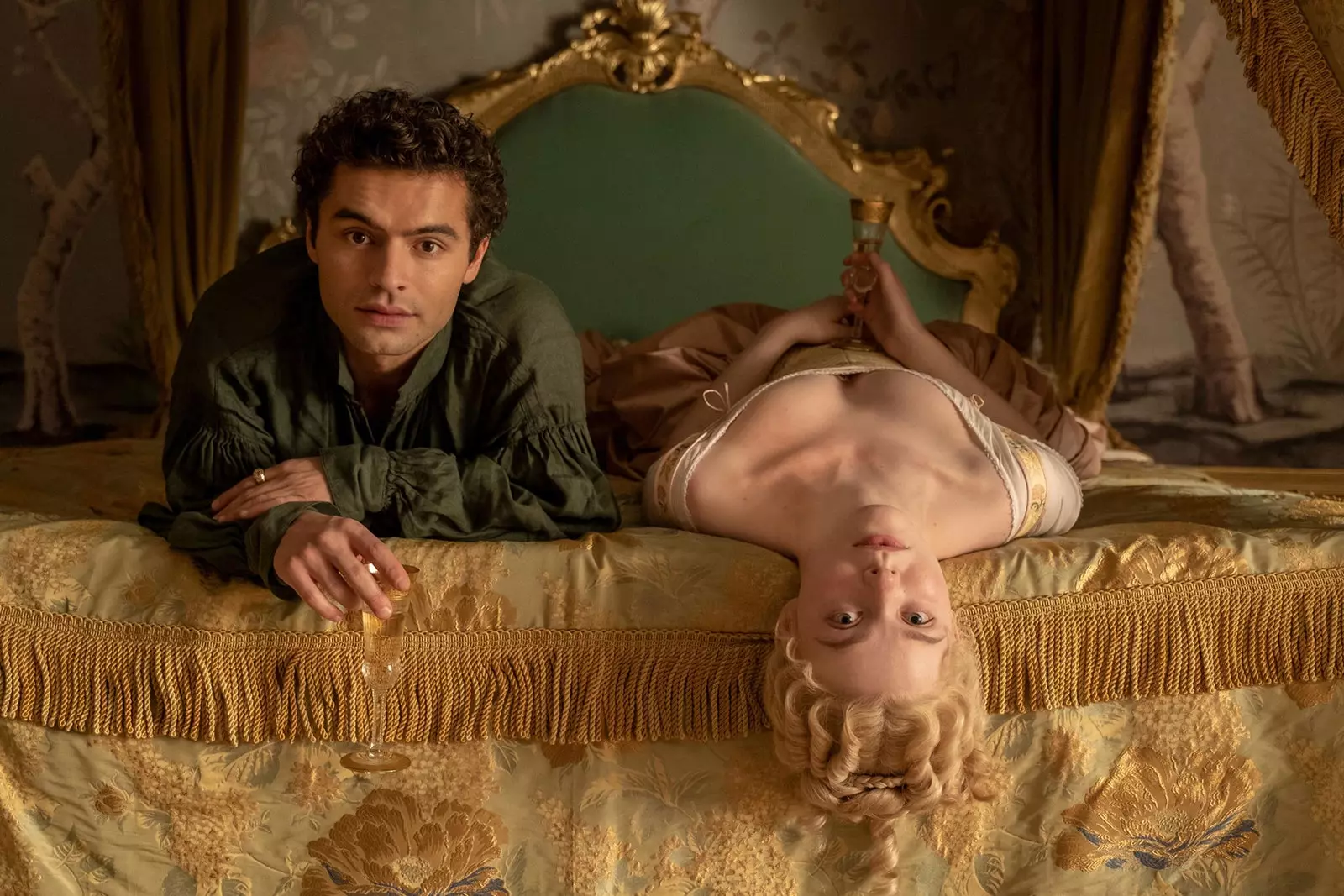 Sebastian De Souza i Elle Fanning com a Leo i Catherine