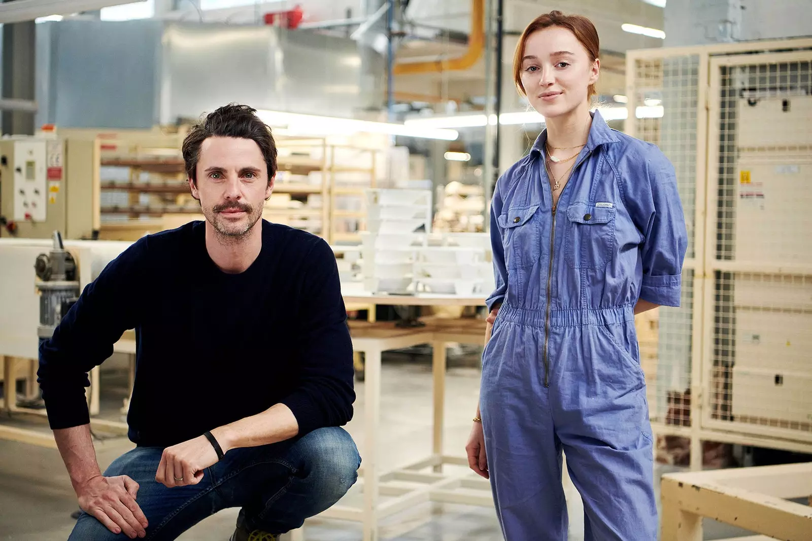 Phoebe Dynevor en Matthew Goode poseer by die Wedgwood-fabriek waar hulle voorberei vir hul rolle in The Color Room