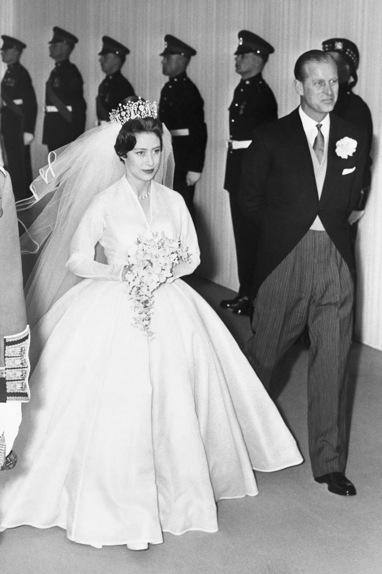 D'Prinzessin Margaret begleet vum Prënz Philip wärend hirer Hochzäit mam Antony ArmstrongJones an der Westminister Abbey 1960