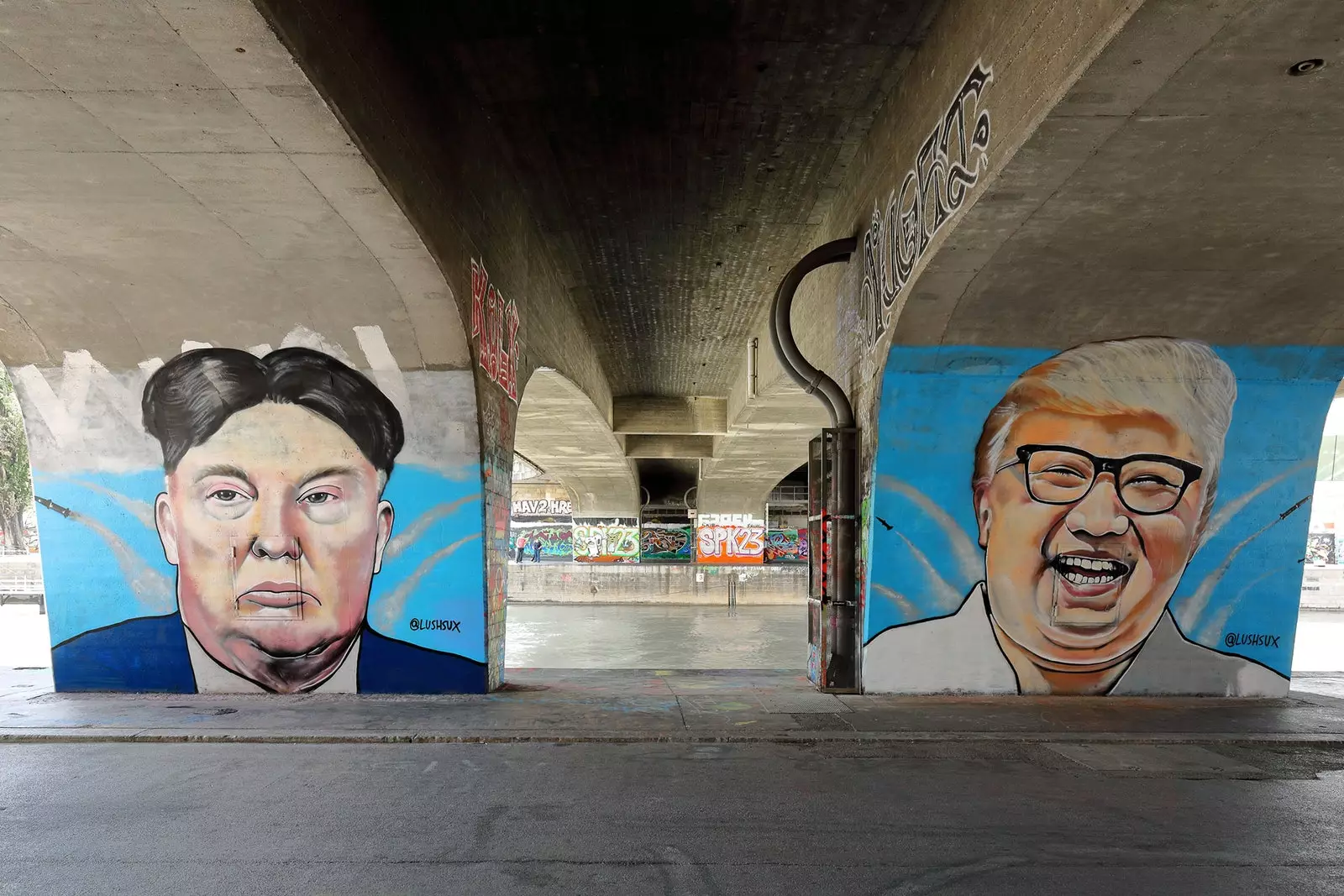 Mural de graffiti Hairswap en Viena con Kim Jongun y el presidente Trump