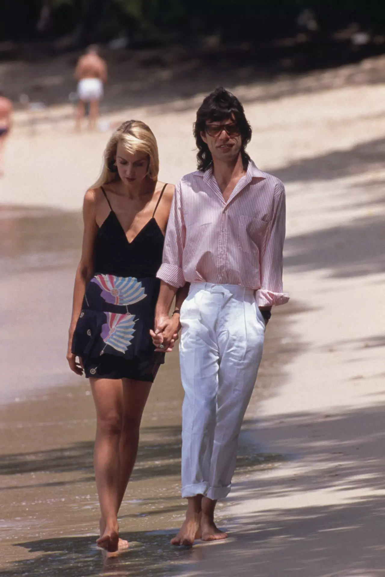 Mick Jagger û Jerry Hall li peravê li Mustique 1987