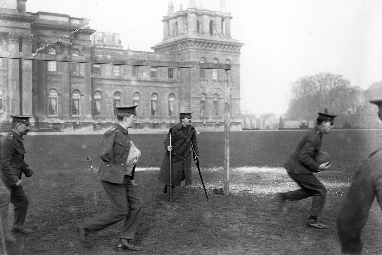 Ranjeni vojnici igraju nogomet ispred palače Blenheim 1916