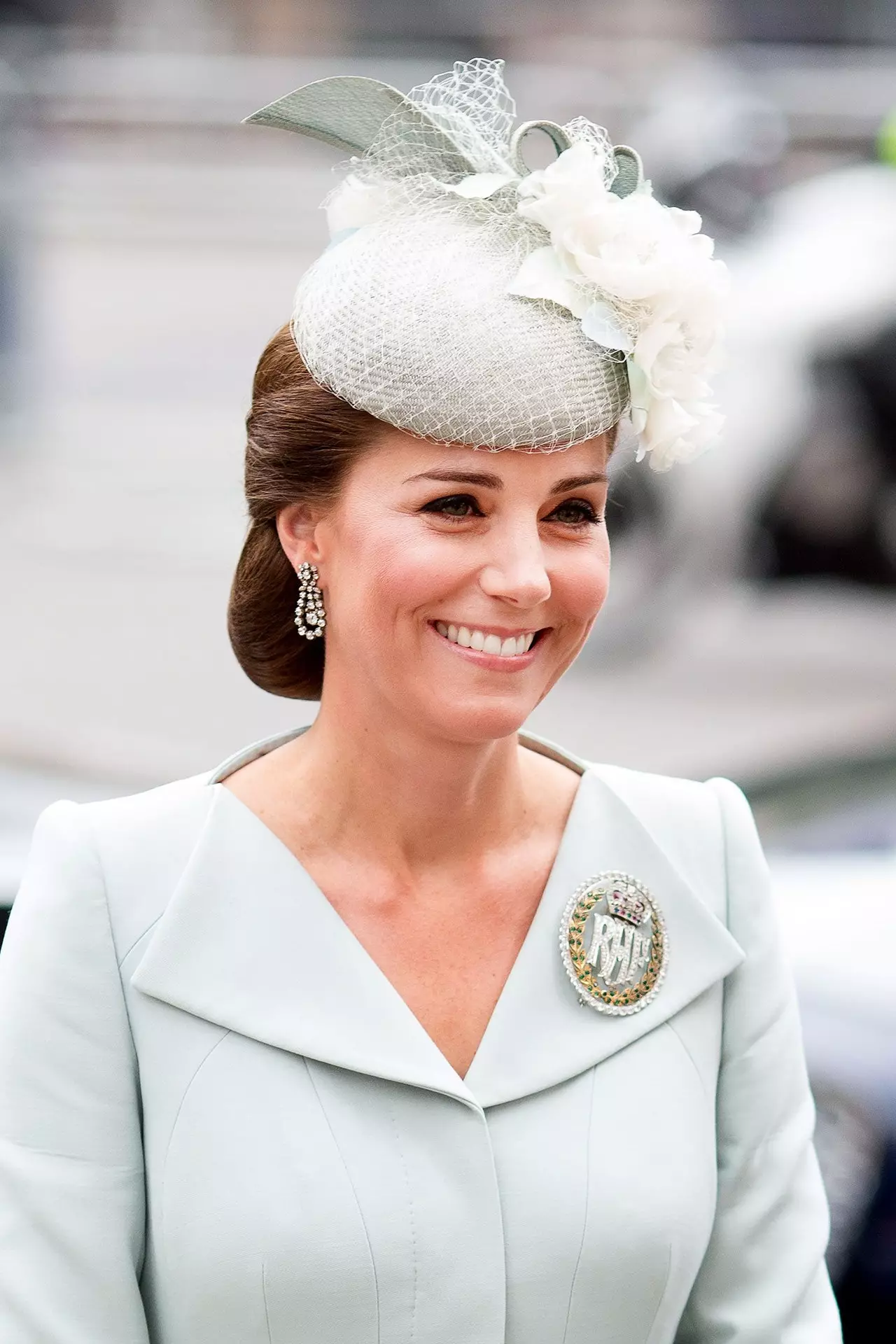 A Duchess aku Cambridge atavala ndolo zakale za diamondi komanso brooch ya Air Cadets Dacre