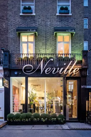 Mini me pampering at Neville in Beautiful Belgravia Neville ليڊي ڪيٽي اسپينسر جي محبوب هيئر ڊريسر وٽ هڪ آهي ...