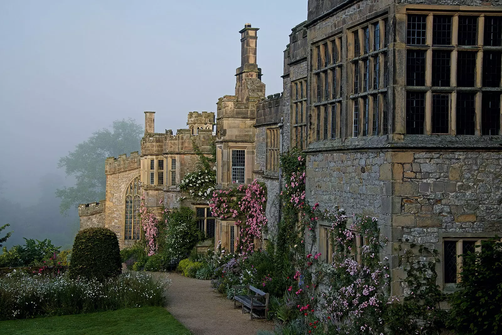 ด้านตะวันออกของ Haddon Hall ที่มี The Long Room หนึ่งในห้องที่งดงามที่สุดของ Englands ซึ่งมองออกไปเห็น...