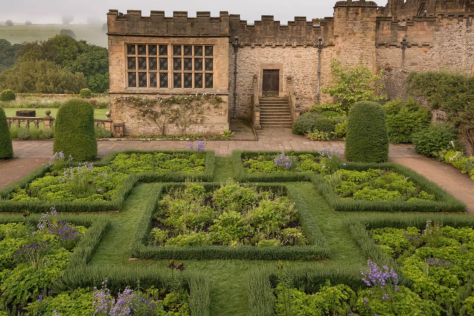 Ny Knot Garden manan-tantara ao amin'ny Haddon Halls Upper Terrace